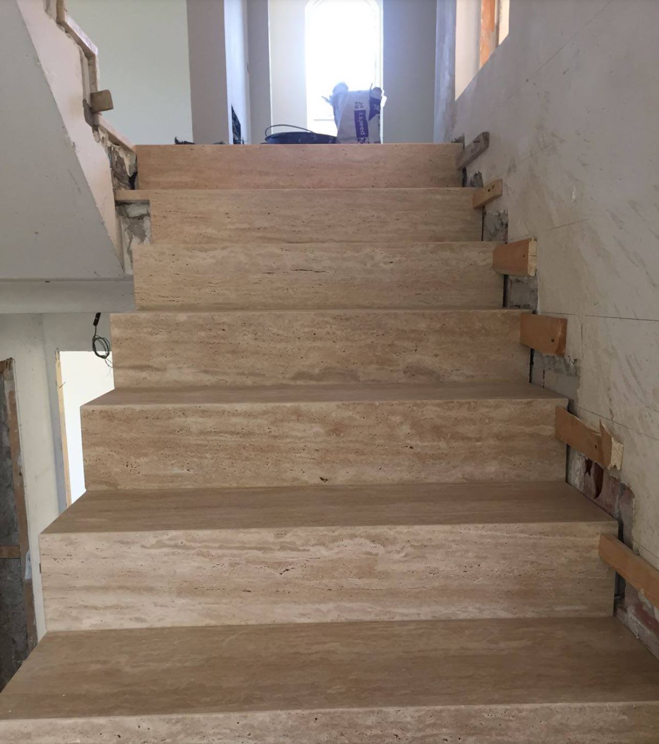 Travertin interior - placaje, trepte scară, glaf, blat baie, lavoare